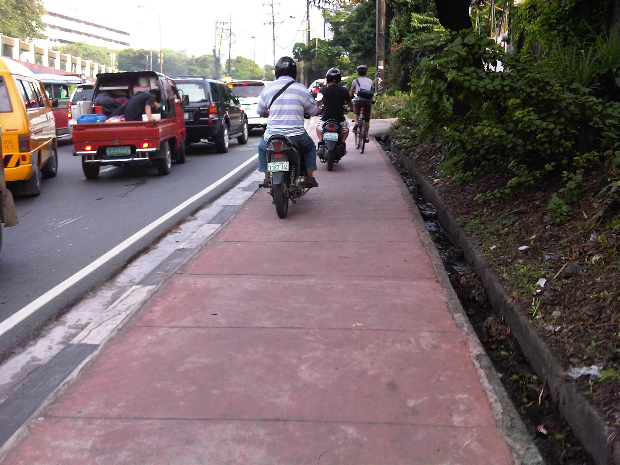 Sidewalks in the Philippines: A Myth – TWO BEES in a BLOG